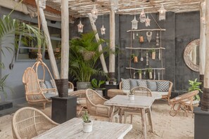 2 bares/lounges, bar ao lado da piscina, bar na praia