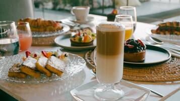 Café da manhã com buffet grátis todos os dias