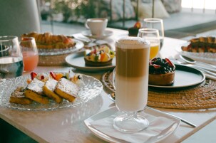 Café da manhã com buffet grátis todos os dias