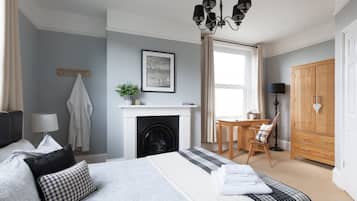 Quarto Duplo Standard, casa de banho anexa | Roupa de alta qualidade, minibar, secretária, quartos insonorizados