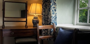 Quarto casal superior, banheiro privativo | Parte interna