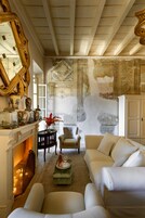 Edredões de penas, minibar, cofre no quarto, secretária 