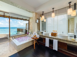 Ocean Suite with Private Pool | Banheiro | Banheira e chuveiro separados, banheira de imersão