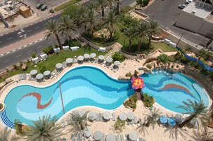 Piscina interior, guarda-sóis 