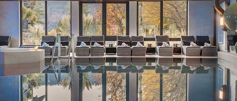 Piscina interior, piscina exterior, da(s) 9:00 à(s) 20:00, guarda-sóis