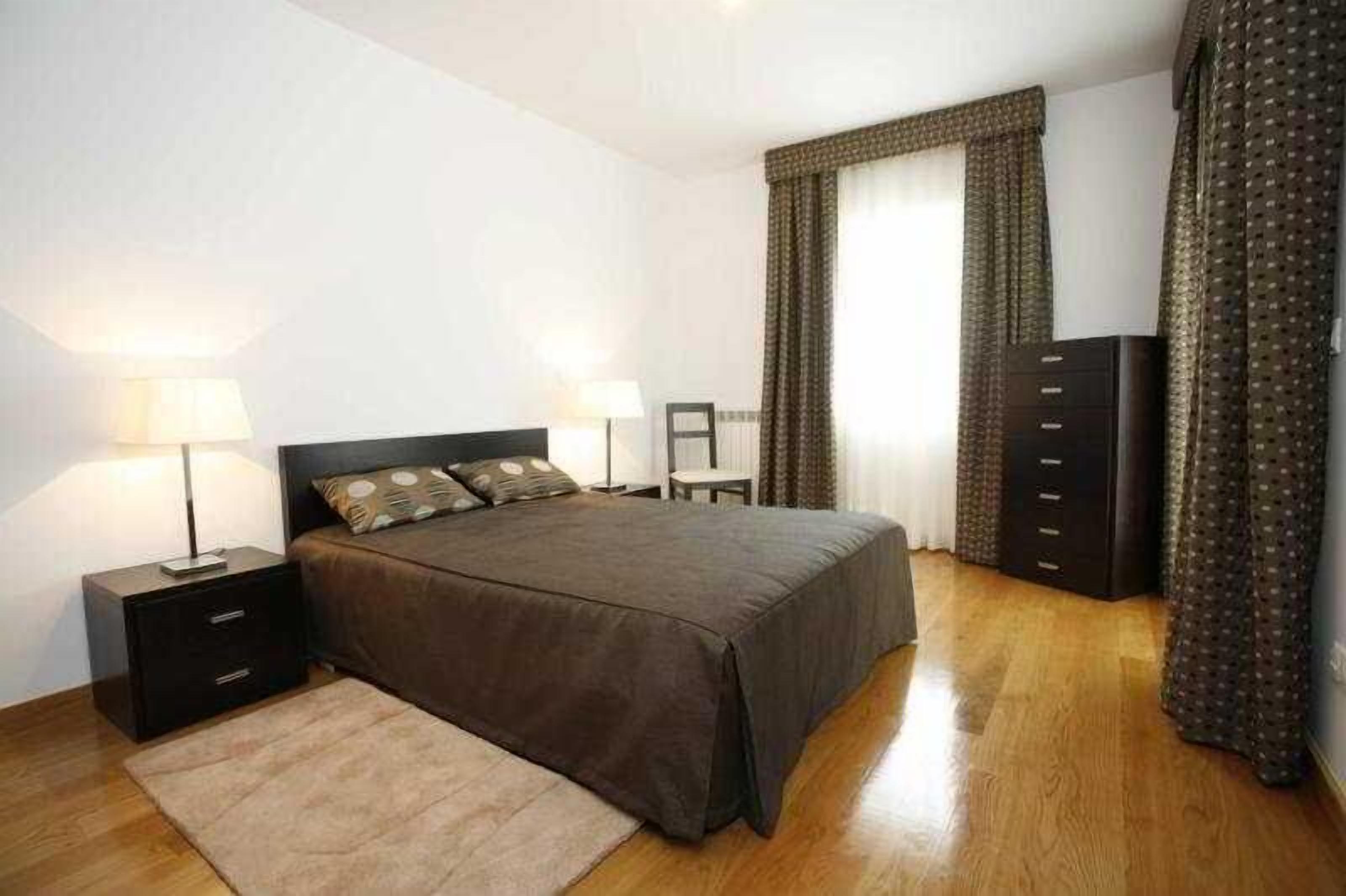 Frigobar, cofres nos quartos, quartos à prova de som, roupa de cama
