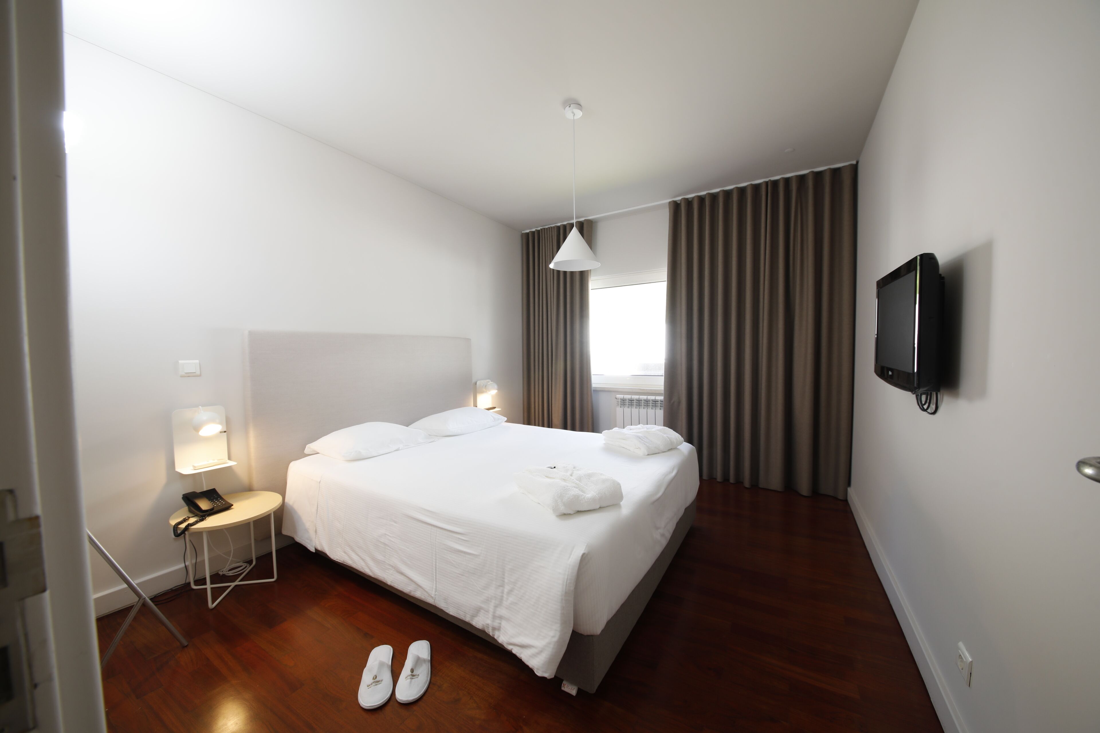 Frigobar, cofres nos quartos, quartos à prova de som, roupa de cama