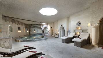 Piscina interior, piscina exterior sazonal, espreguiçadeiras