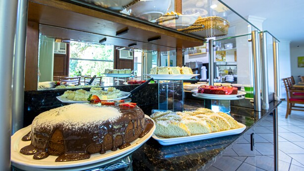 Um buffet com diversos doces e pratos.