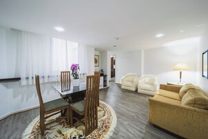Quarto casal luxo, 1 cama de casal | Área de estar | TV 20 polegadas com canais a cabo