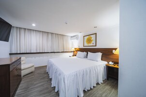 Quarto casal luxo, 1 cama de casal | Camas Select Comfort, cofres nos quartos, escrivaninha