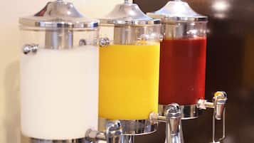 Pequeno-almoço self-service diário (2000 JPY por pessoa)