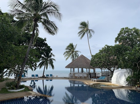 Piscina externa, funciona das 8h às 20h, espreguiçadeiras. Sand Sea Beach Resort