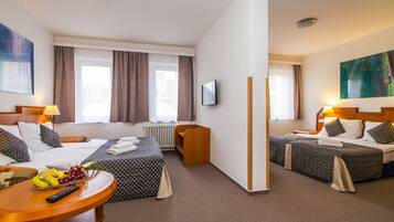 Quarto Quádruplo | Cofre no quarto, secretária, cortinas/cortinados opacos, Wi-fi grátis