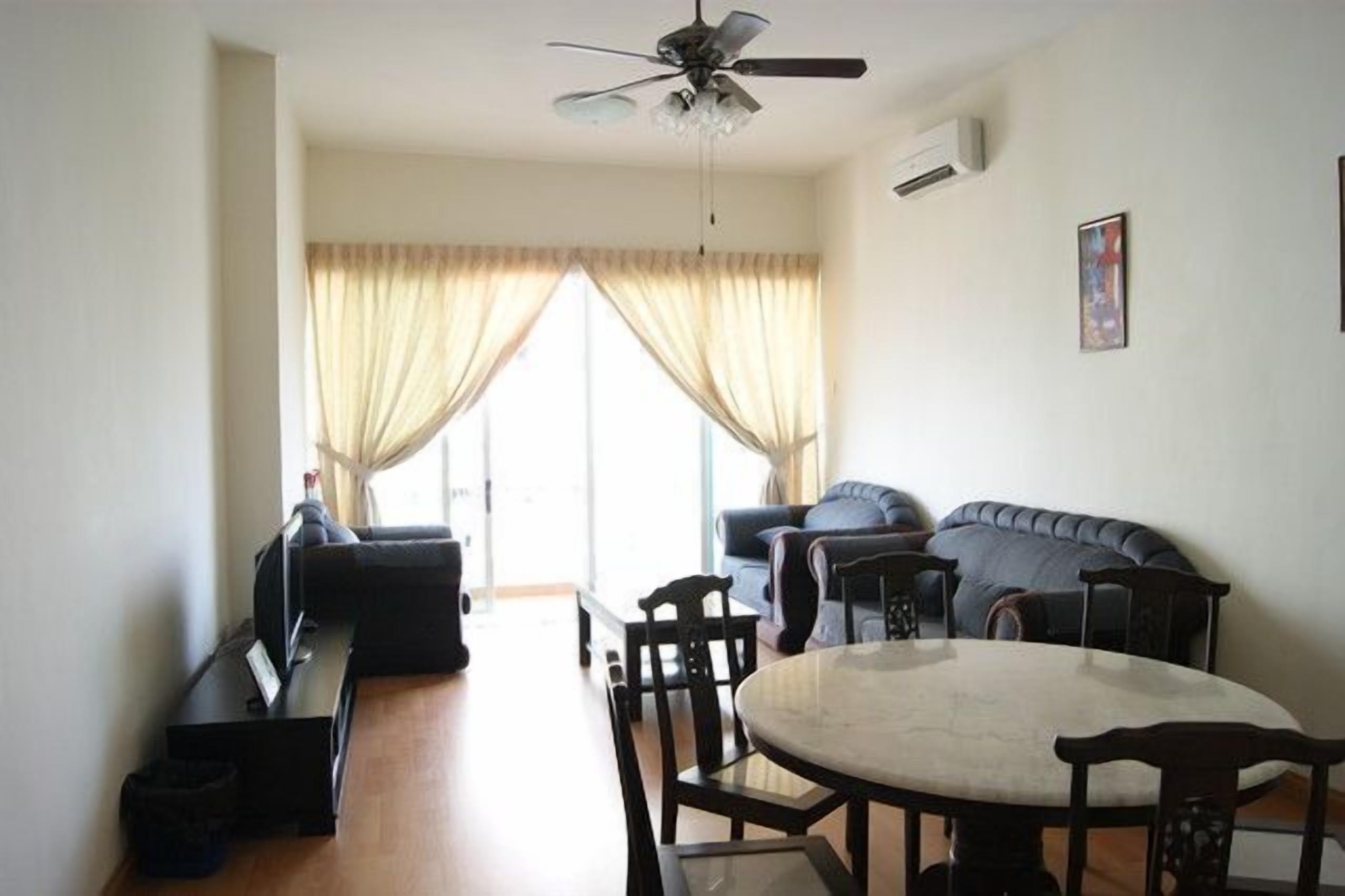 Apartamento, 3 quartos | Sala de estar | TV de ecrã plano, leitor de DVD 