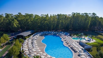 2 piscinas exteriores, guarda-sóis, espreguiçadeiras