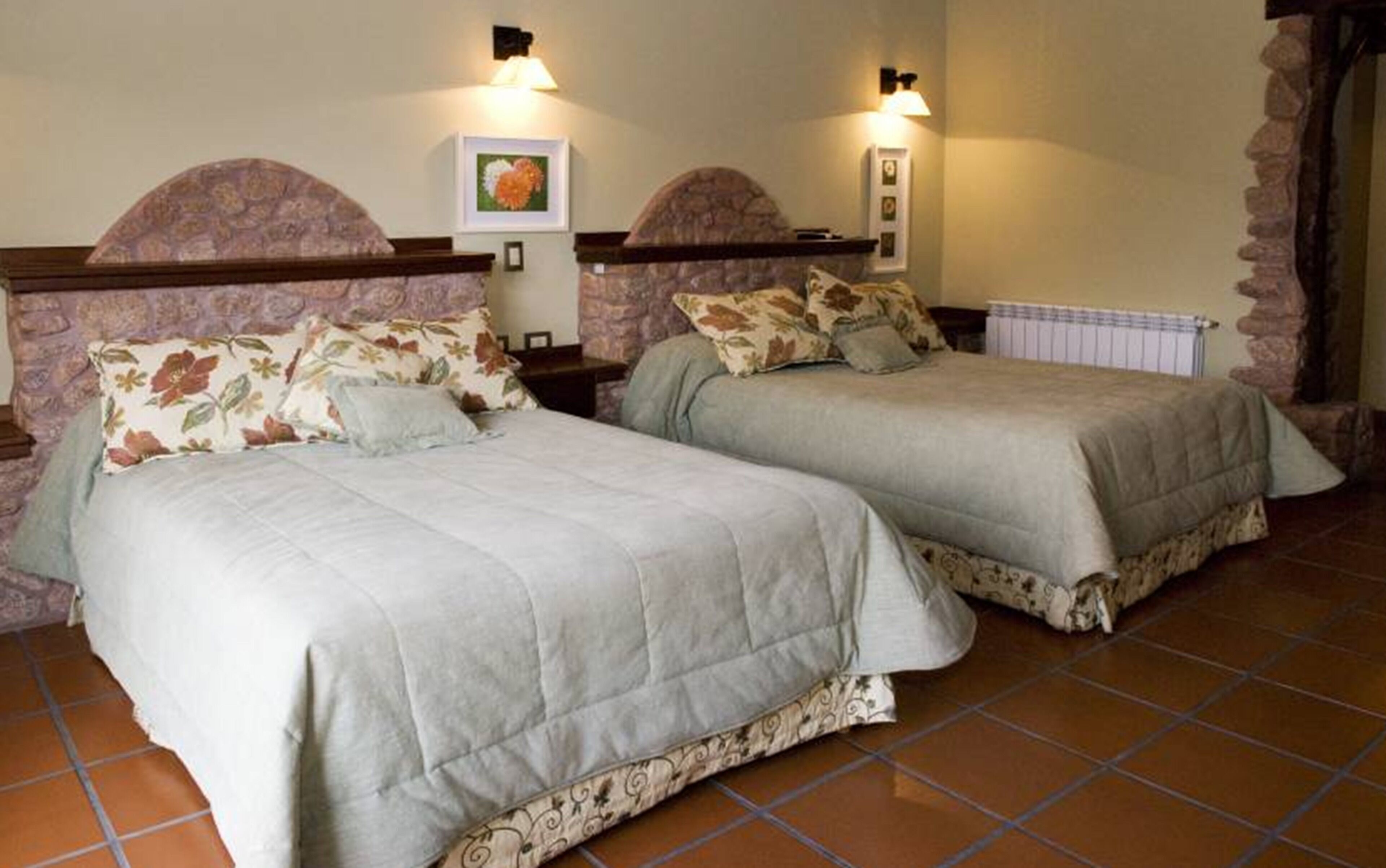 Roupas de cama premium, frigobar, cofres nos quartos