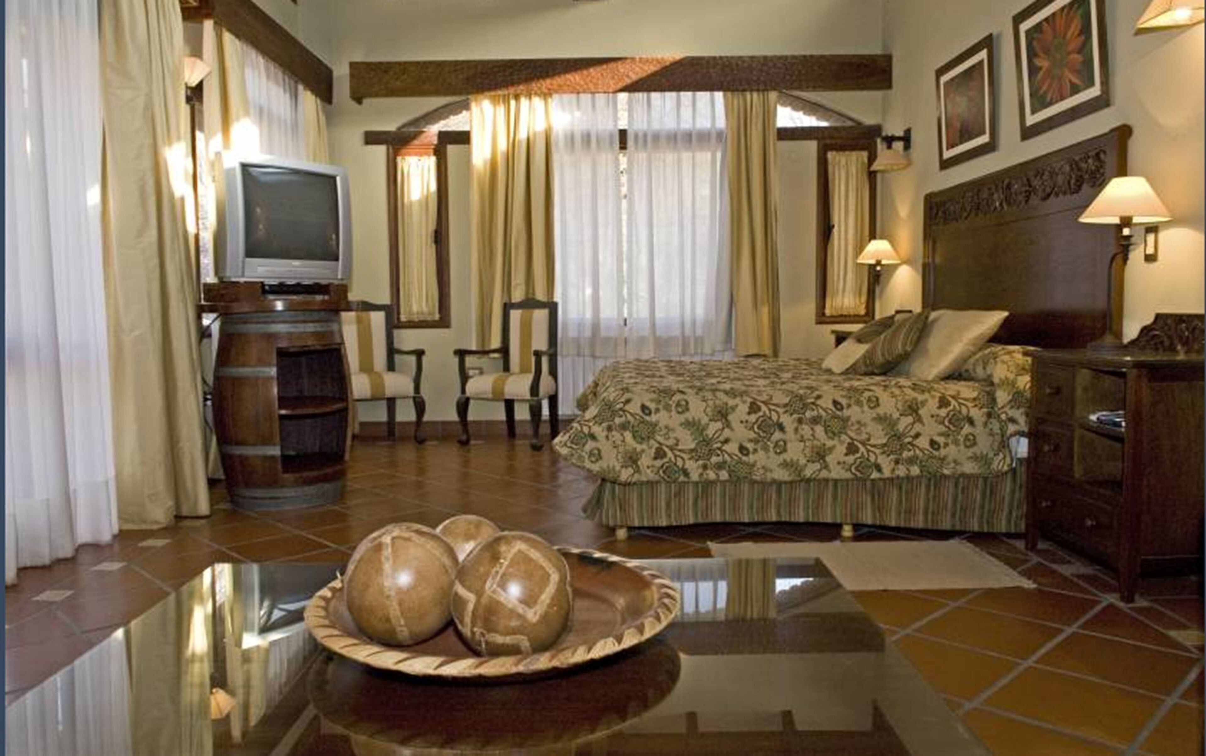 Roupas de cama premium, frigobar, cofres nos quartos