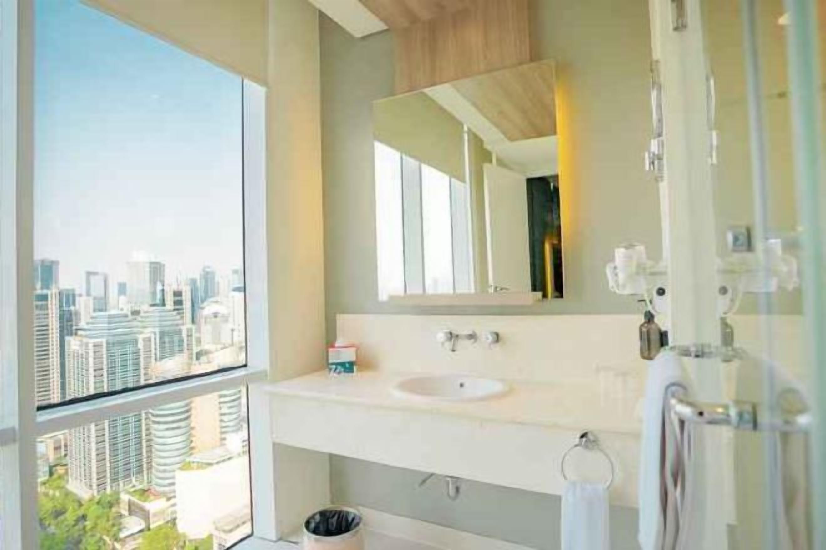 Banheiro | Chuveiro, produtos de toalete grátis, secador de cabelo 