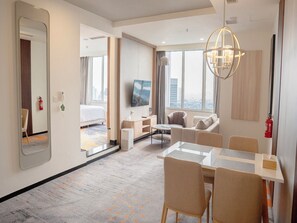 Quarto Júnior (Suite) | Minibar, cofre com capacidade para portátil, secretária 