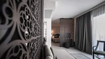 Quarto superluxo | Roupas de cama antialérgicas, frigobar, cofres nos quartos