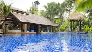 2 piscinas exteriores, guarda-sóis, espreguiçadeiras