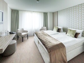 Quarto Duplo Empresarial | Secretária, ferro/tábua de engomar, Wi-fi grátis