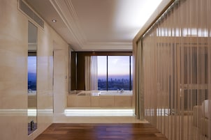 Suite Presidencial, 1 cama king-size | Casa de banho | Artigos de higiene pessoal grátis, um secador de cabelo, roupões 