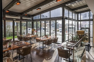 2 restaurantes: opção de café da manhã, almoço e jantar