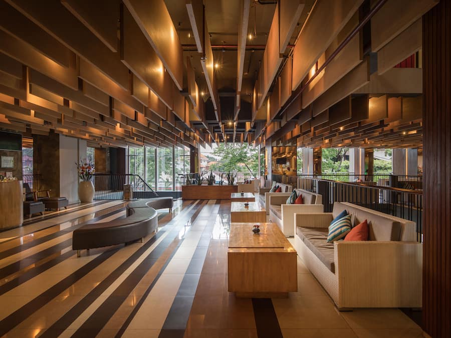 2 bares/lounges, um bar junto à piscina