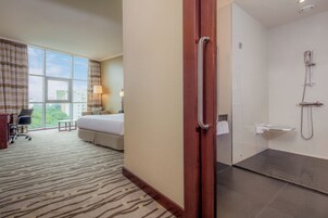 Quarto, 1 cama king-size, acessível | Roupa hipoalergénica, camas de colchão Select Comfort, minibar 