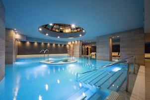 Piscina interna, piscina externa sazonal, guarda-sóis, espreguiçadeiras