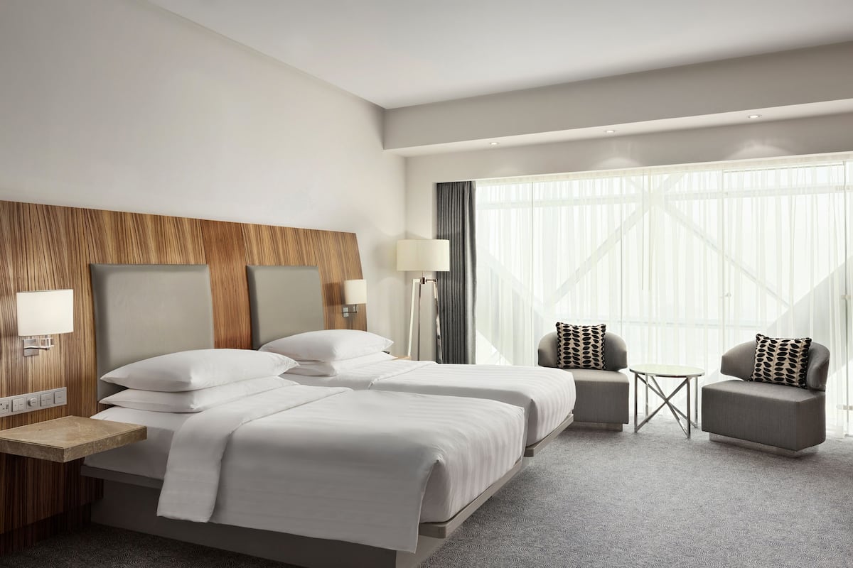 Roupa de alta qualidade, minibar com produtos grátis, cofre no quarto