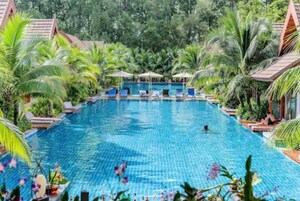 Piscina externa, guarda-sóis, espreguiçadeiras