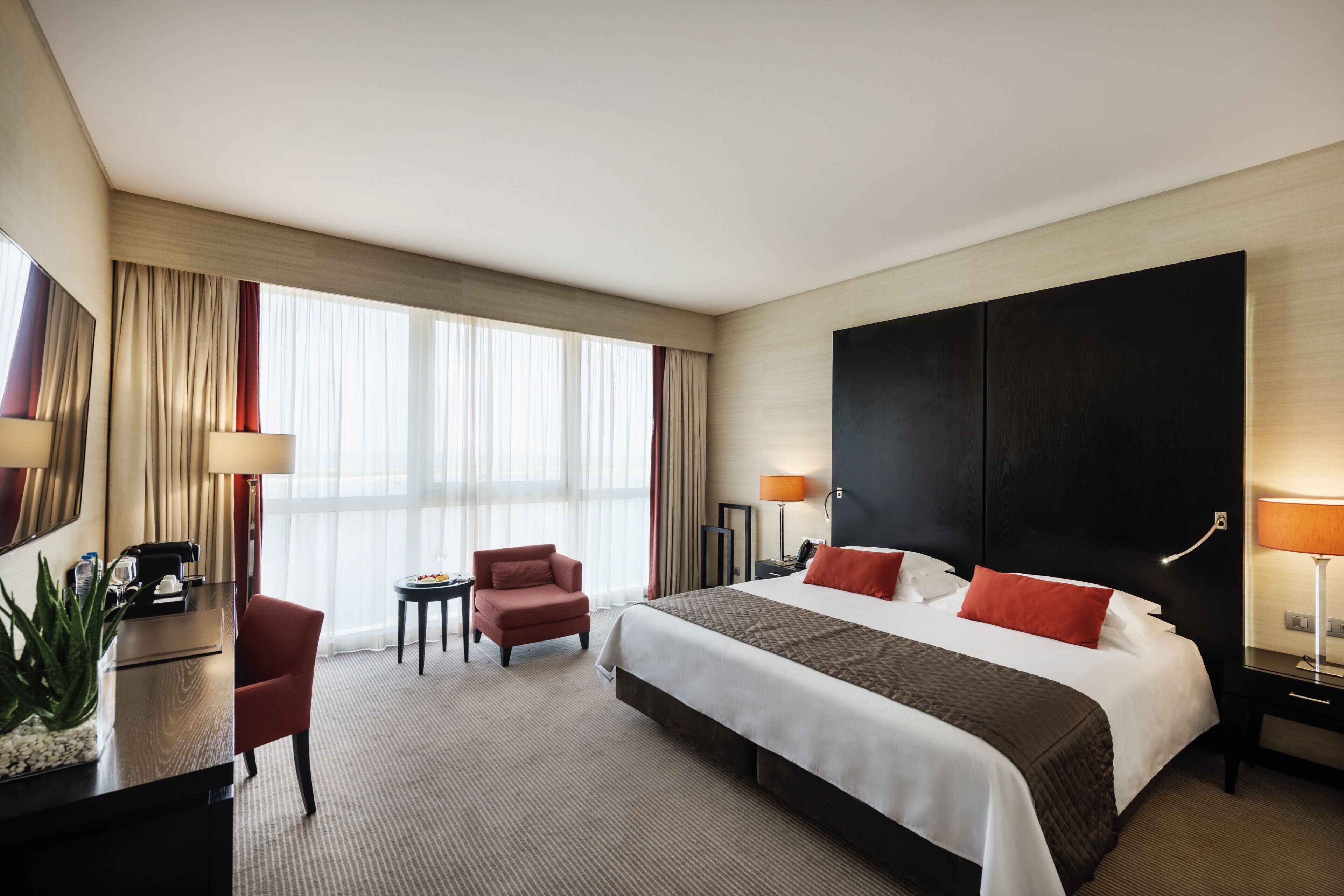 Minibar, cofre no quarto, secretária, quartos insonorizados 