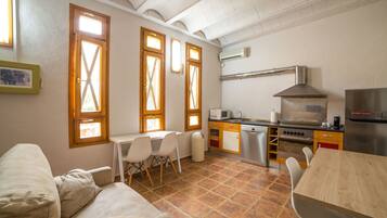 Suite Júnior, 1 quarto, terraço | Sala de estar | Televisor de 21 polegadas com canais digitais