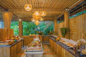 Pequeno-almoço tipo buffet diário mediante uma taxa 