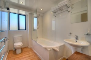 Quarto família | Banheiro | Produtos de toalete grátis, secador de cabelo, toalhas de banho 