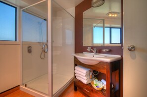 Suíte executiva | Banheiro | Produtos de toalete grátis, secador de cabelo, toalhas de banho