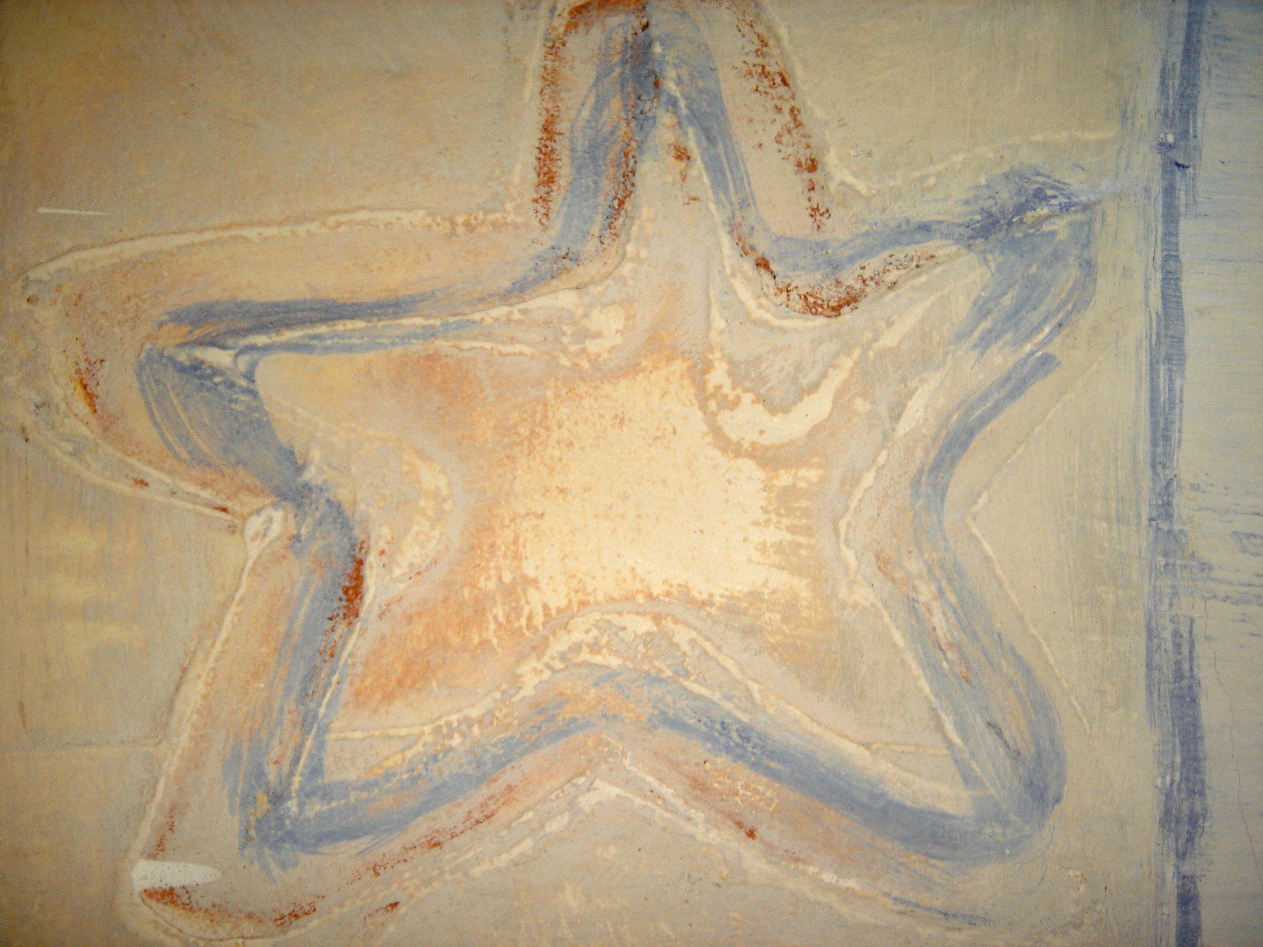 Um padrão em forma de estrela na parede.