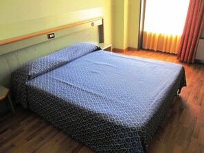 Quarto casal ou duplo clássico | Cofres nos quartos, escrivaninha, cortinas blackout, Wi-Fi de cortesia