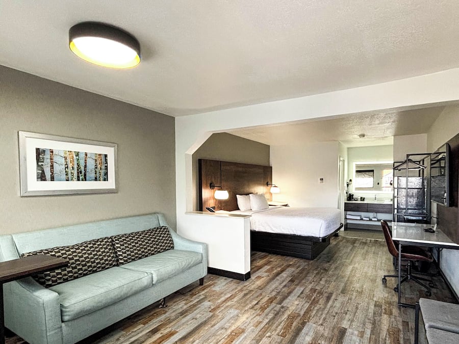 Edredões de penas, camas de colchão pillowtop, secretária