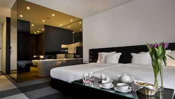 Roupas de cama premium, frigobar, cofres nos quartos