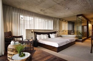 Quarto Exclusivo | Roupa de alta qualidade, minibar, cofre com capacidade para portátil 