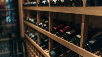 Uma adega com várias garrafas de vinho.