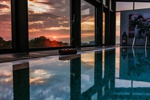 Piscina interna, espreguiçadeiras