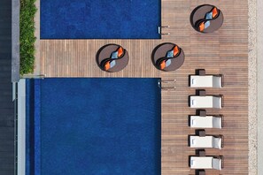 Piscina exterior, da(s) 7:00 à(s) 20:00, guarda-sóis, espreguiçadeiras 