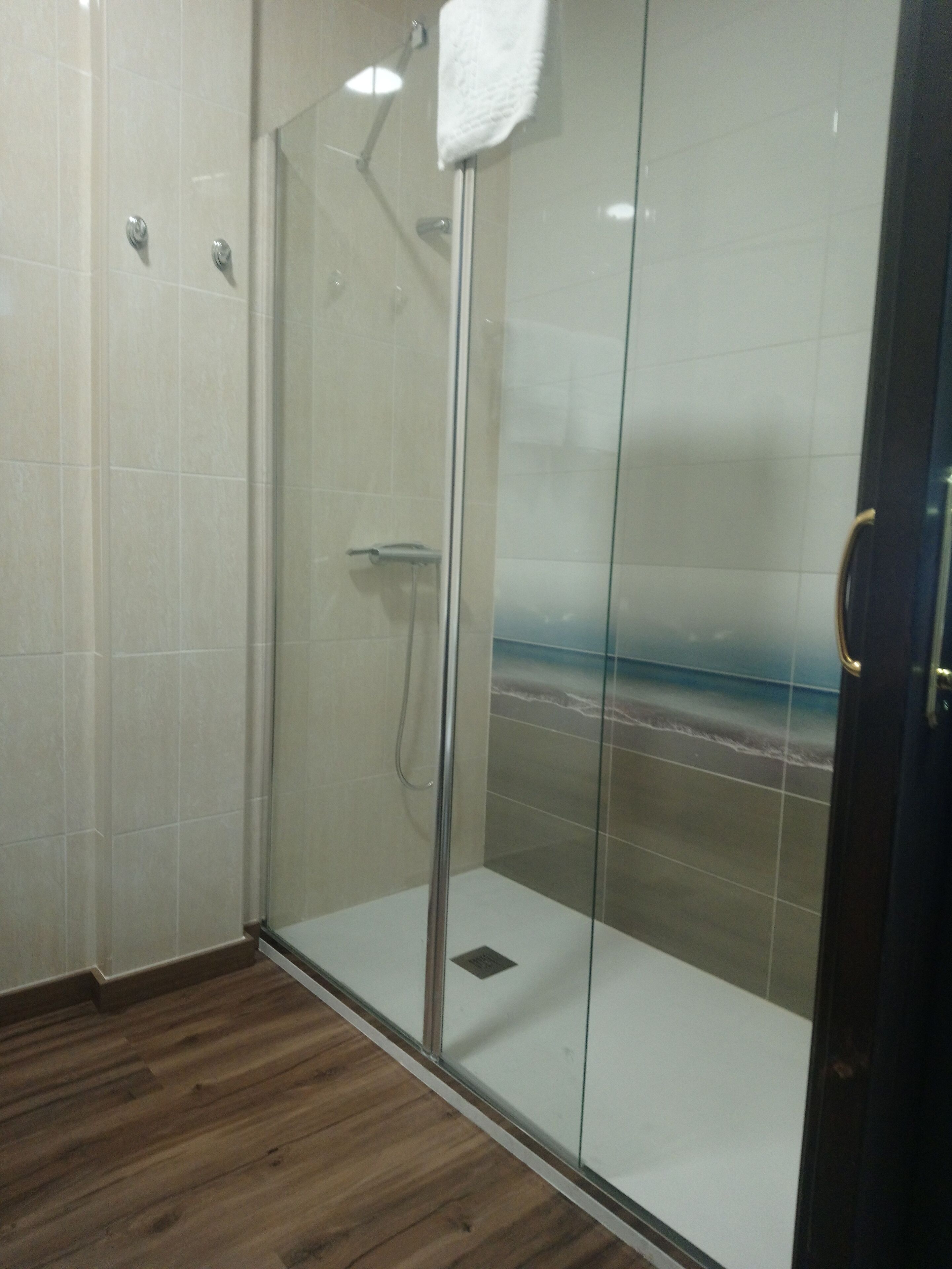 Produtos de toalete grátis, secador de cabelo, bidê, toalhas de banho