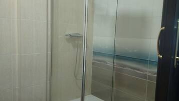 Produtos de toalete grátis, secador de cabelo, bidê, toalhas de banho