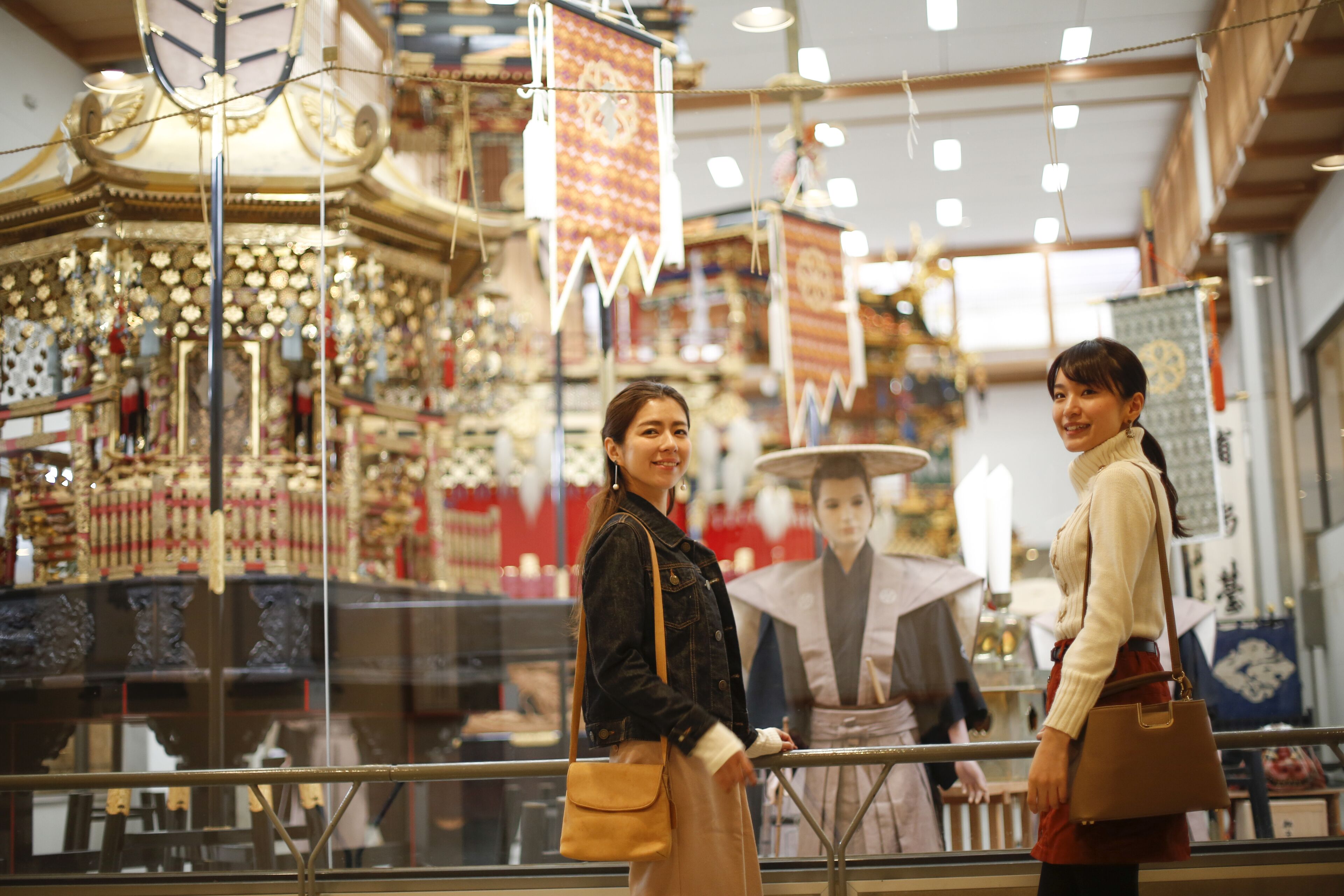 Interior de uma loja tradicional japonesa, com diversos artigos em exposição.